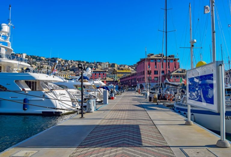 How to Moor Using the Neighboring Boat - Marina Porto Antico